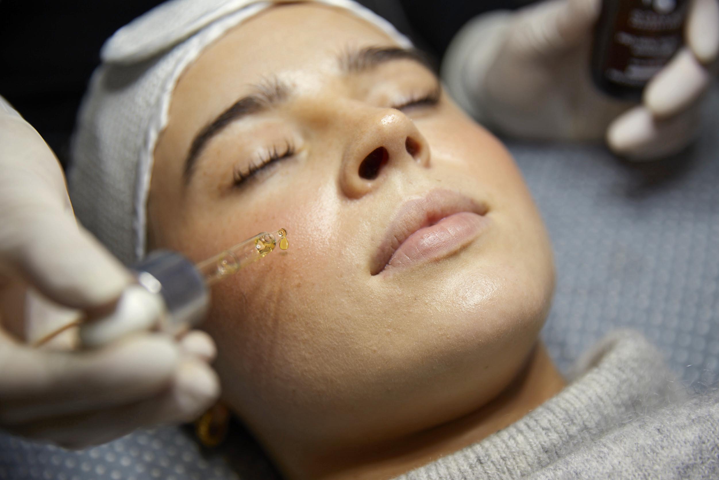 Hvilken serum skal du vælge til din hud? – Cosmo Laser